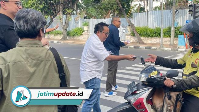 Fraksi PSI Surabaya Bagikan 100 Gembok Cakram, Alihkan Dana Karangan Bunga