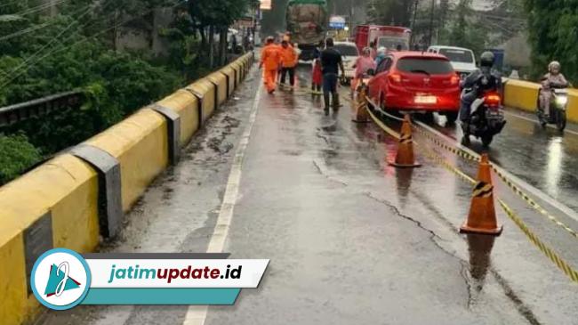 Badan Jalan Jembatan Sentong Retak Usai Hujan Deras, BPBD Pasang Barier ...