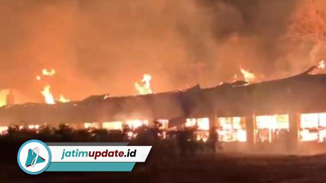Breaking News : Gudang PT Sadhana Arif Nusa di Bondowoso Terbakar Hebat